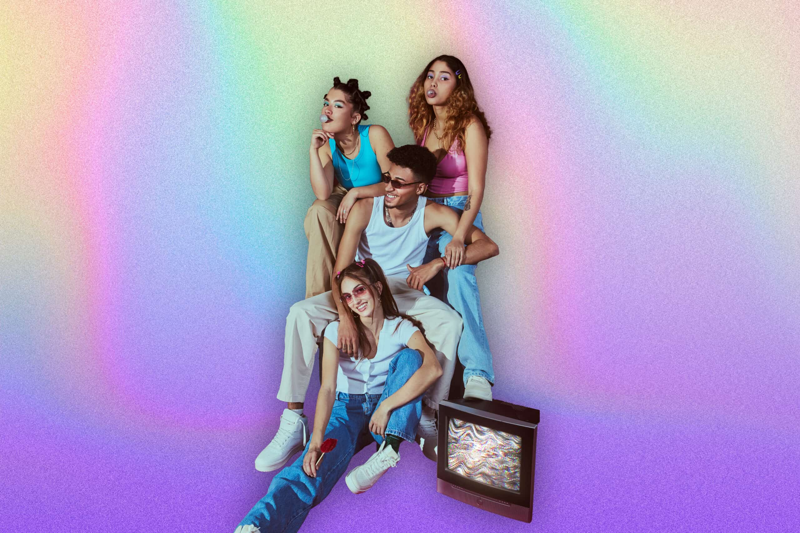 How to Nail the Y2K Fashion Aesthetic + 15 Y2K Outfit Ideas